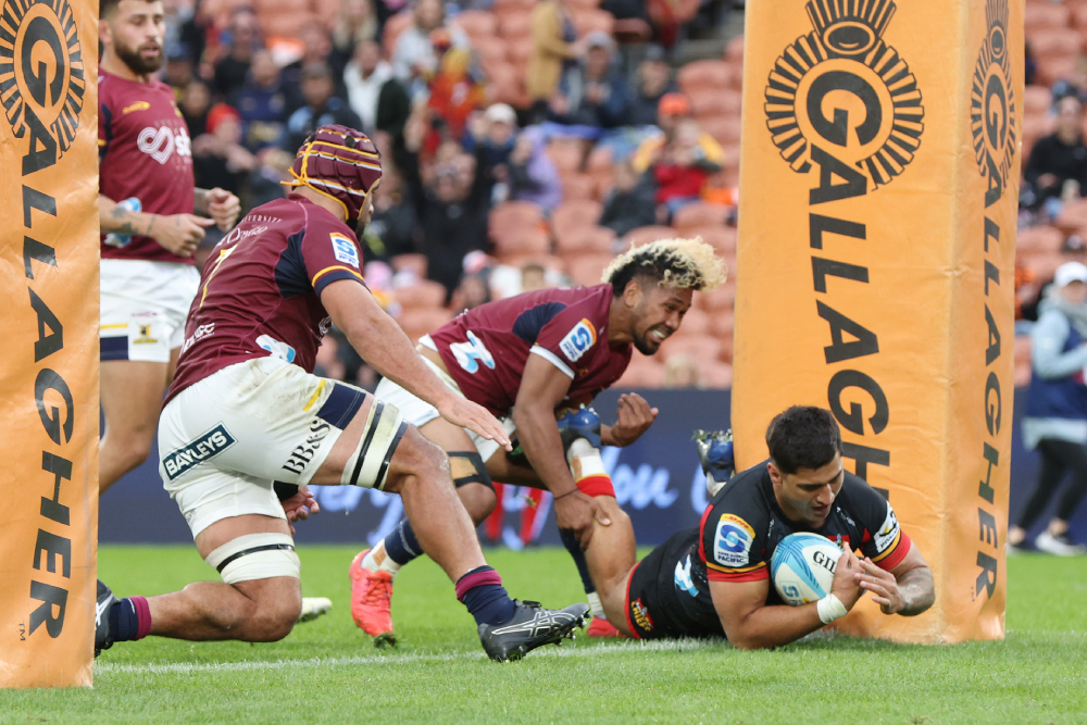 Chiefs survive Highlanders comeback to take victory